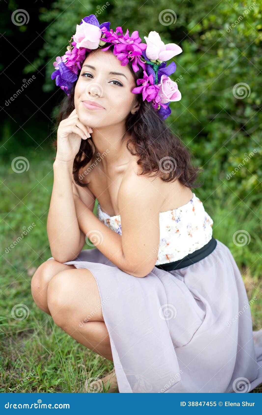 El agacharse en el bosque imagen de archivo. Imagen de americano - 38847455