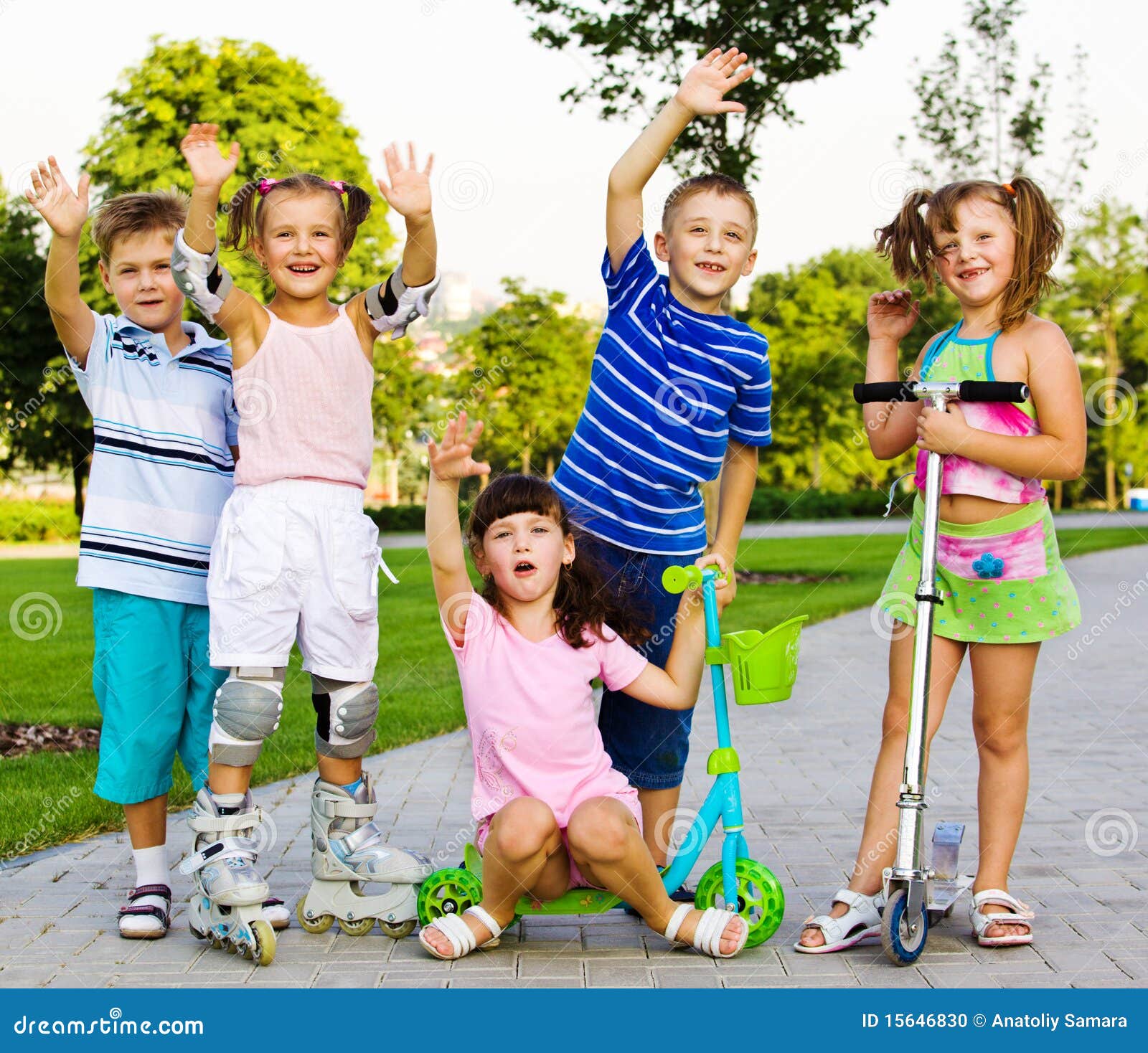 El agitar foto de archivo. Imagen de lindo, afuera, riéndose - 15646830