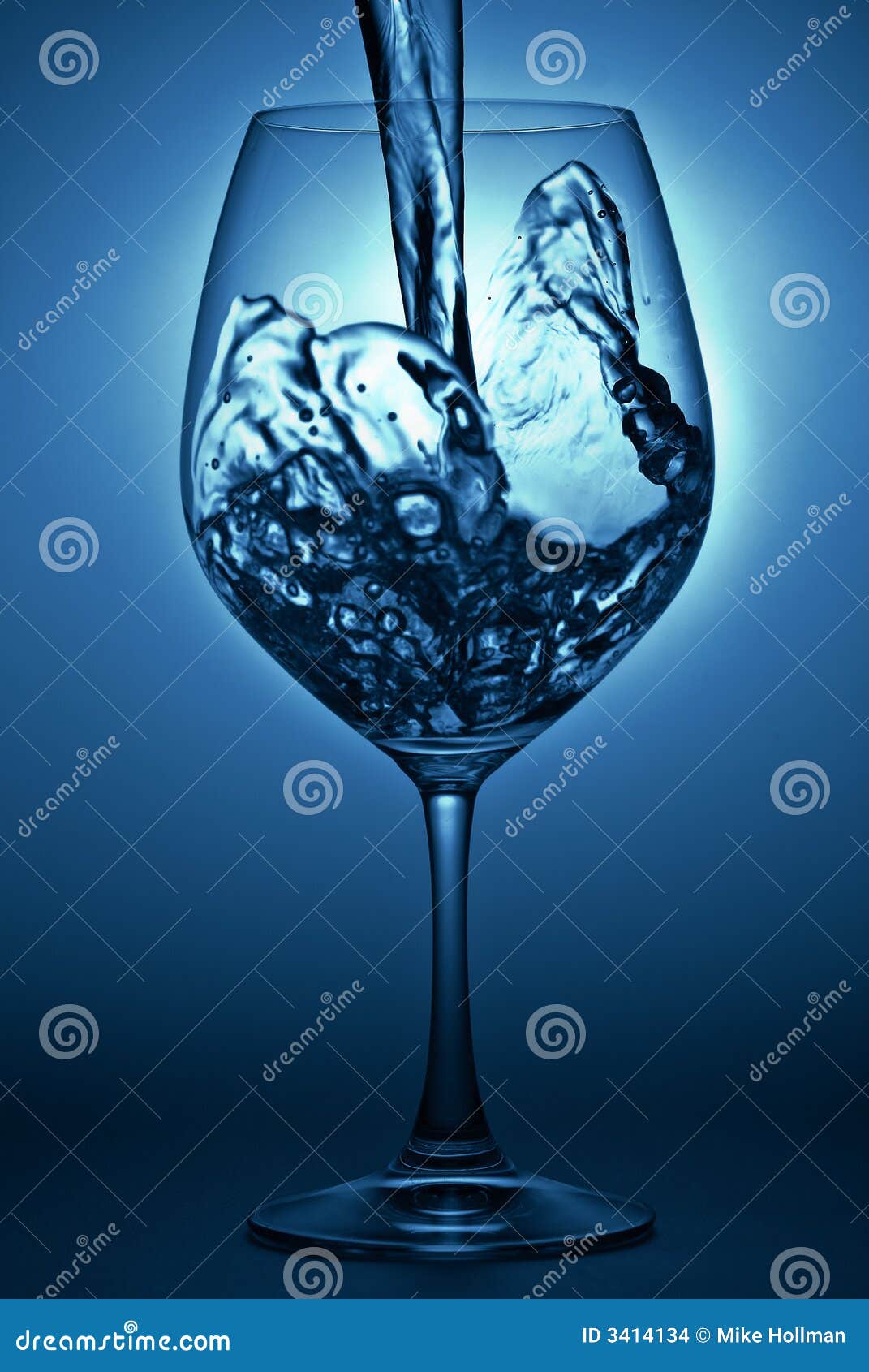 El agua vierte en la copa foto de archivo. Imagen de claro - 3414134