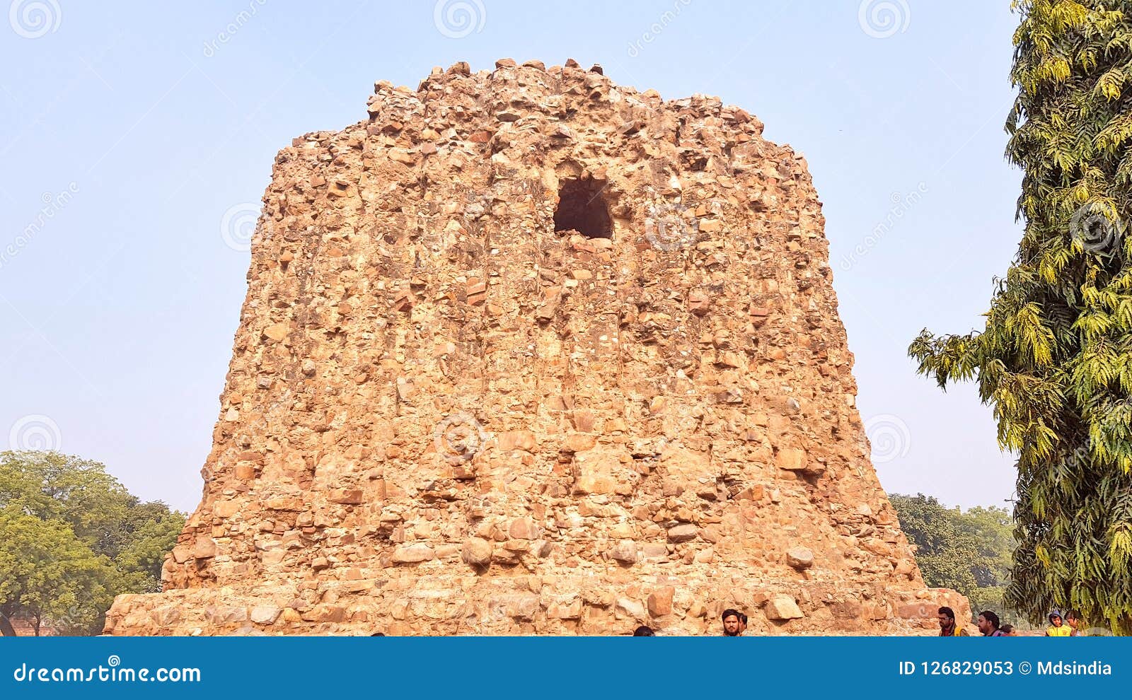El Alai Abandonado Minar En El Complejo De Qutub Minar Foto de archivo ...
