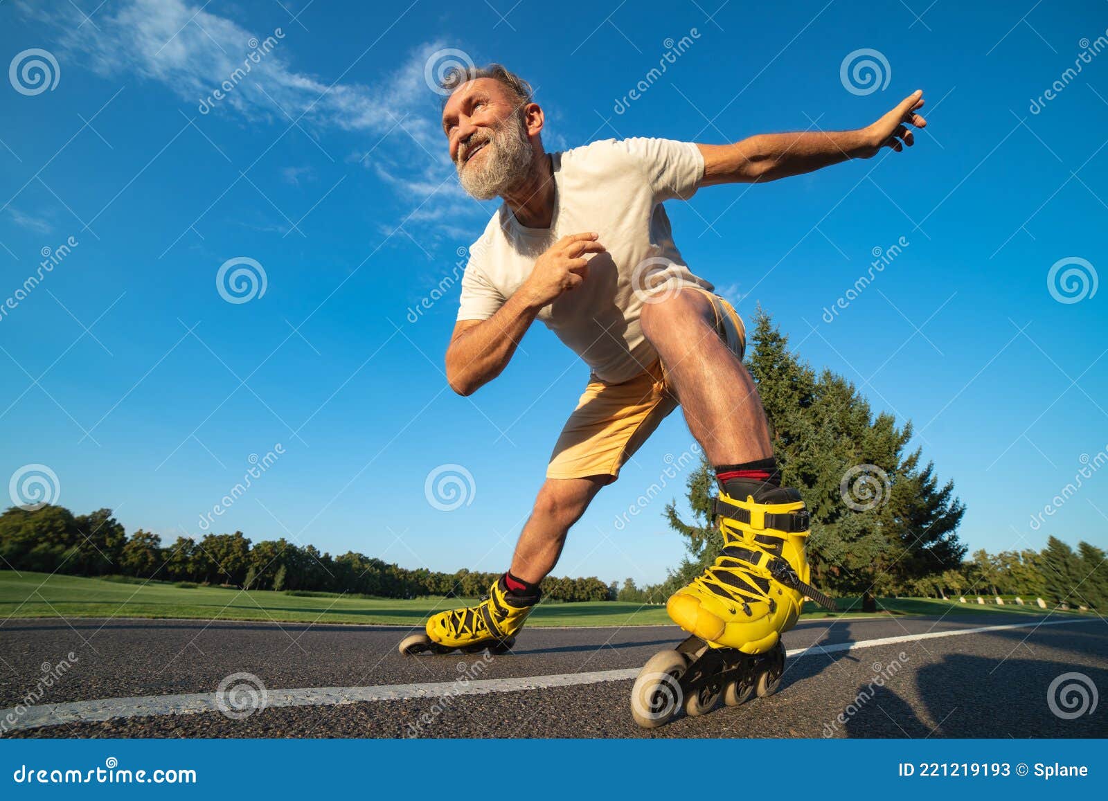 El Anciano Pateando En La Carretera. Imagen de archivo - Imagen de cubo ...