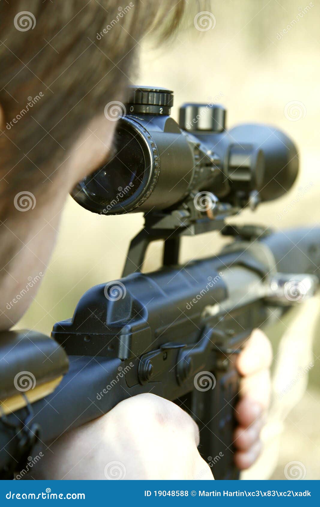 El Apuntar Del Francotirador Foto de archivo - Imagen de exacto, rifle ...