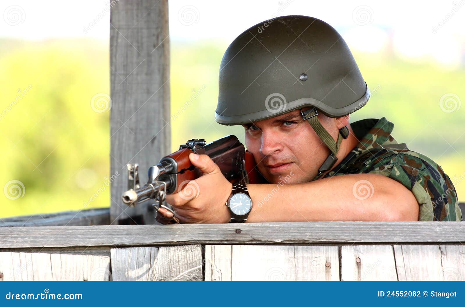 El apuntar del soldado foto de archivo. Imagen de fuego - 24552082