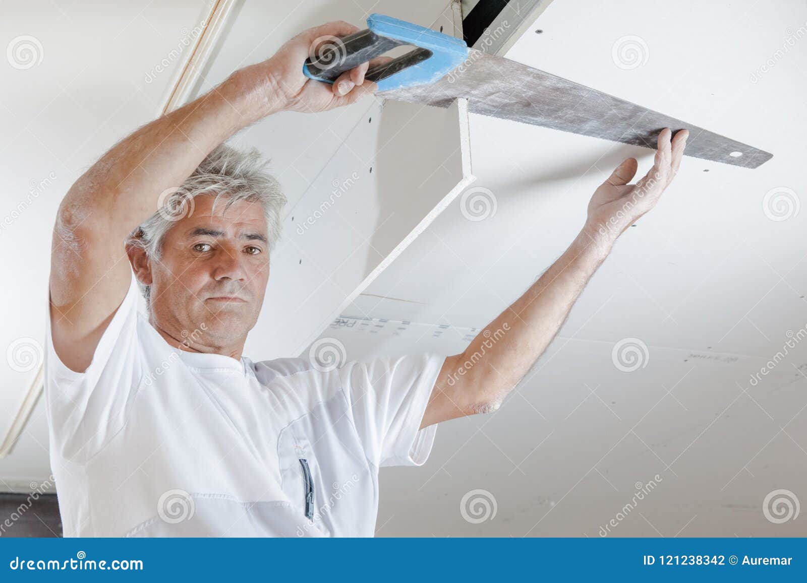 El aserrar en el techo foto de archivo. Imagen de gente - 121238342
