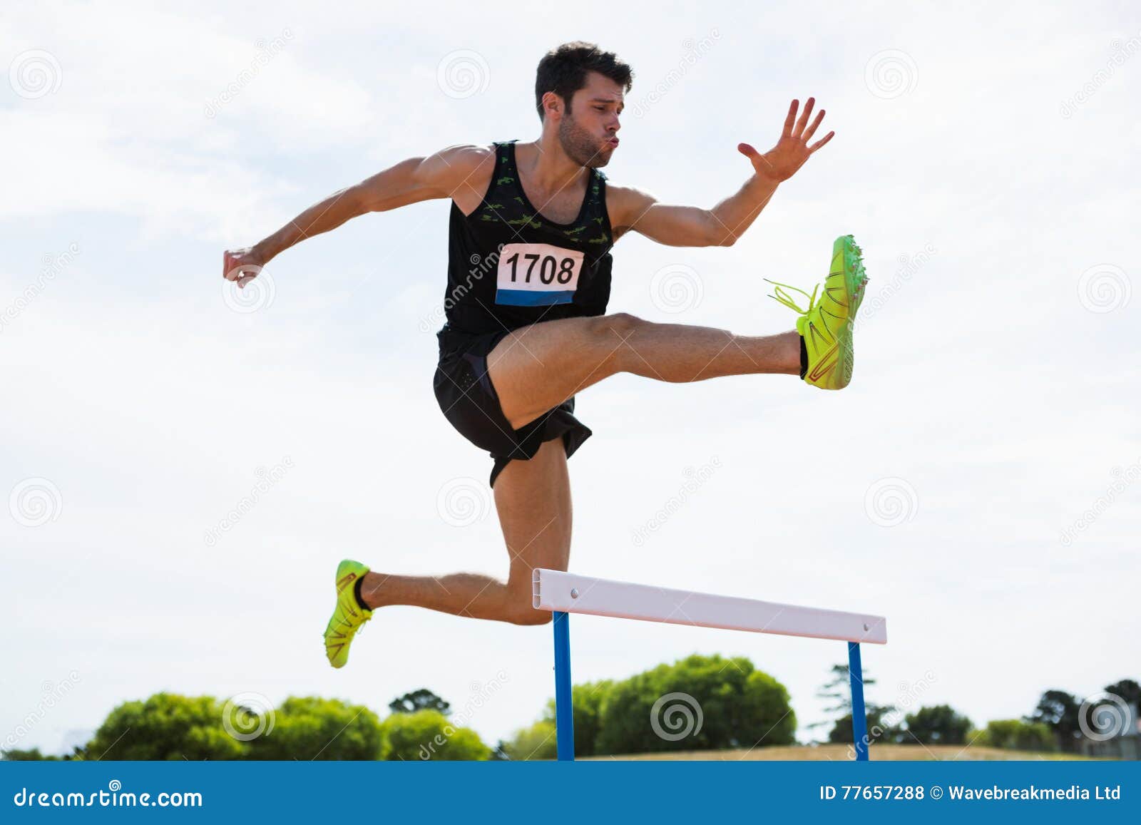 El Atleta Que Salta Sobre El Obstáculo Foto de archivo - Imagen de ...