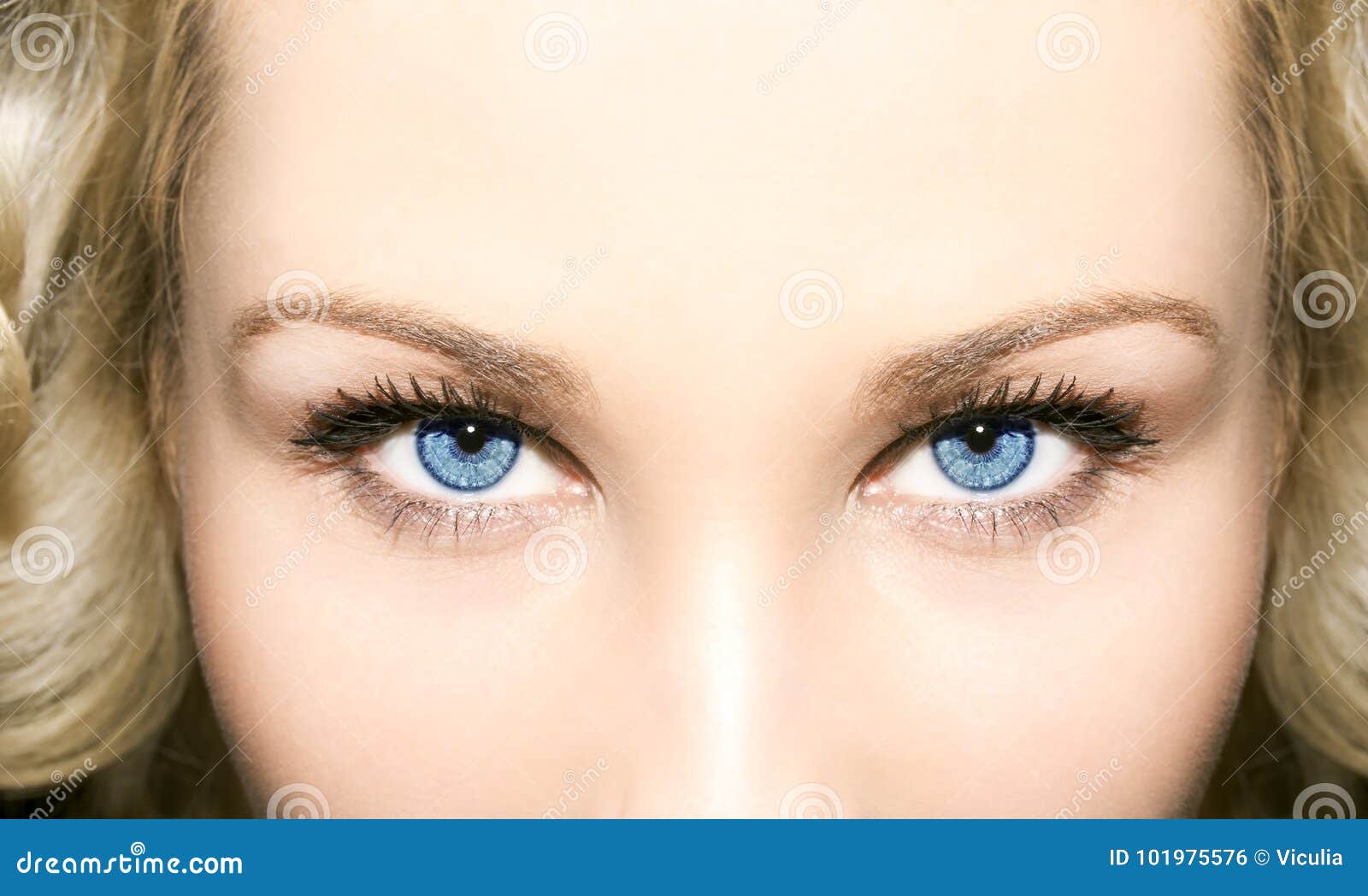 El ` Azul S De La Mujer De La Mirada Profunda Hermosa Observa Foto de ...