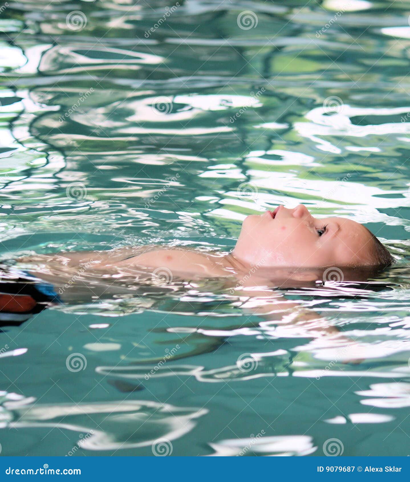 El backfloating infantil imagen de archivo. Imagen de aprenda - 9079687