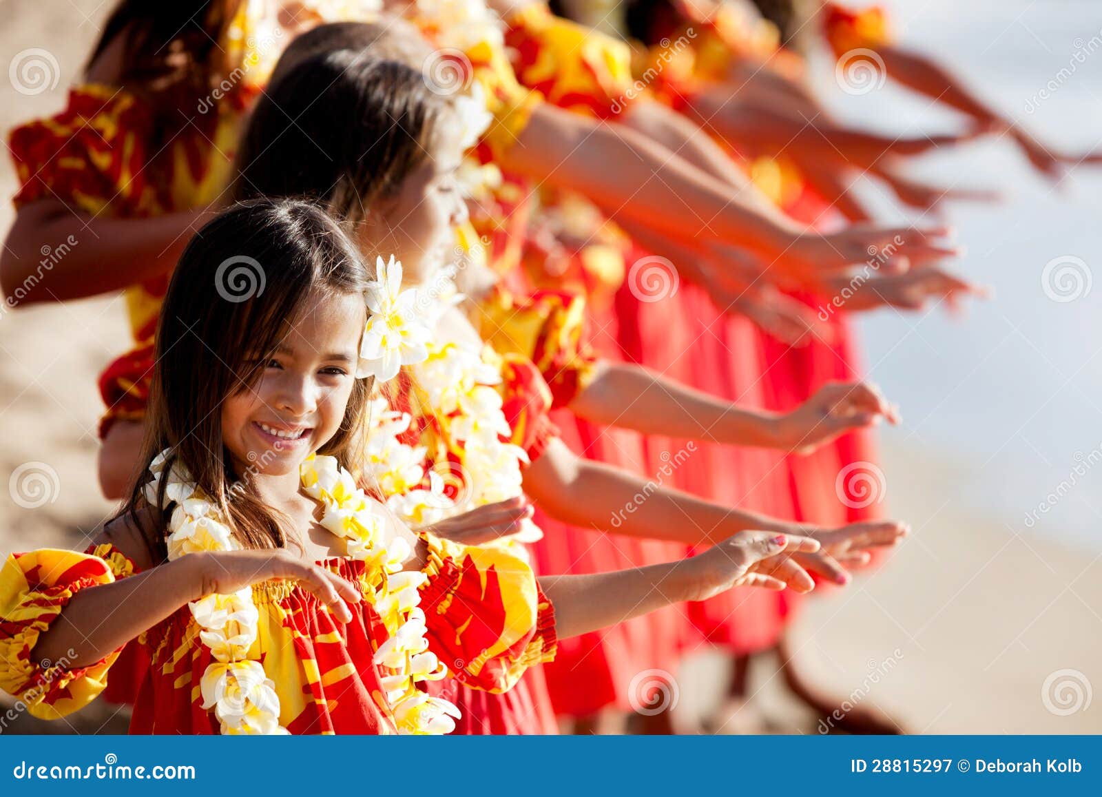 El Bailarín Joven De Hula Lleva La Compañía Imagen de archivo - Imagen ...