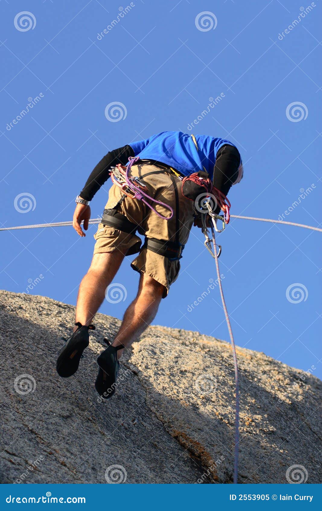 El bajar imagen de archivo. Imagen de asociado, abseil - 2553905