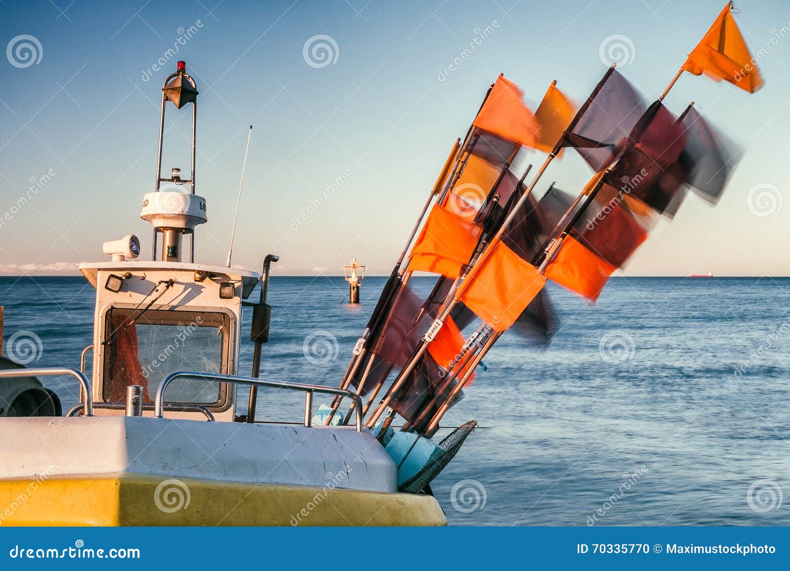 El Barco De Pesca Con Las Banderas Cerca Ve Foto de archivo - Imagen de ...