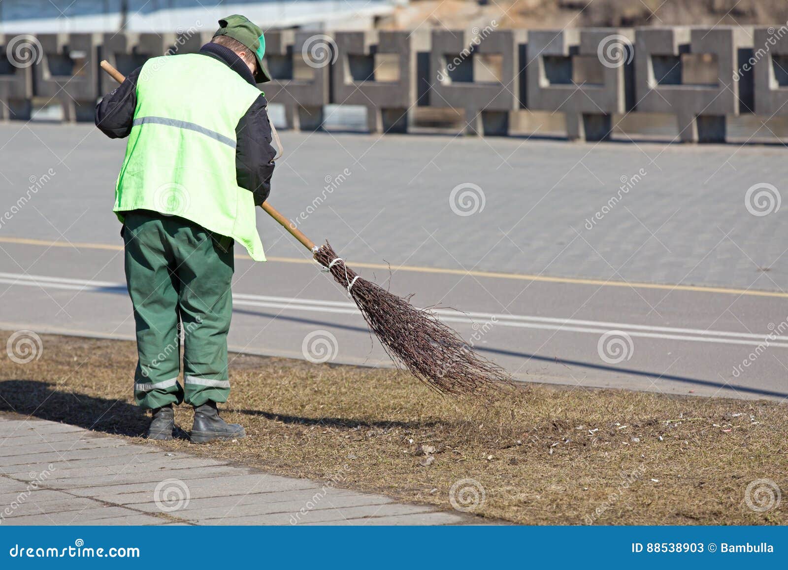El Barrer De La Calle De La Ciudad Imagen de archivo - Imagen de ...