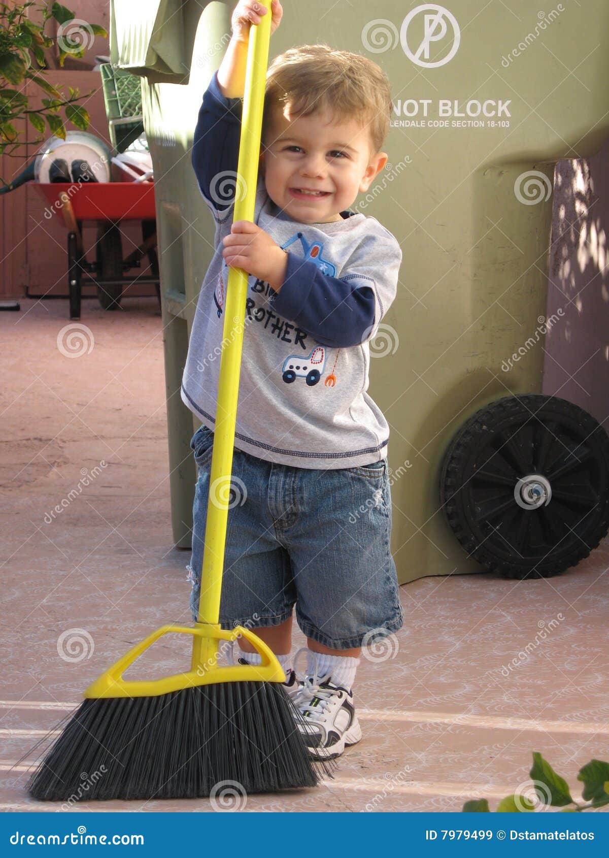 El barrer del niño imagen de archivo. Imagen de descendiente - 7979499