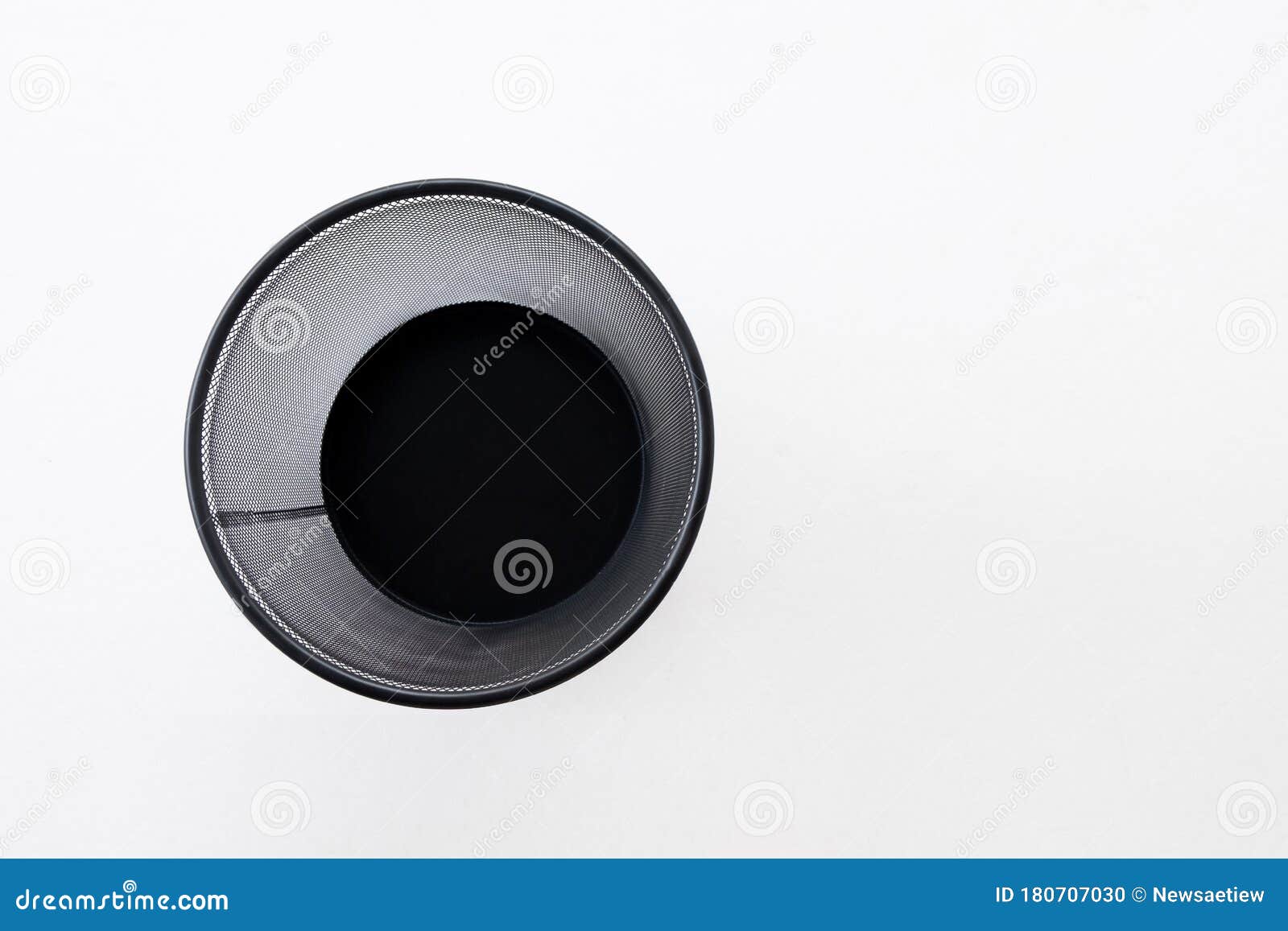 El Basurero Sobre Fondo Blanco. Foto de archivo - Imagen de arrugado ...