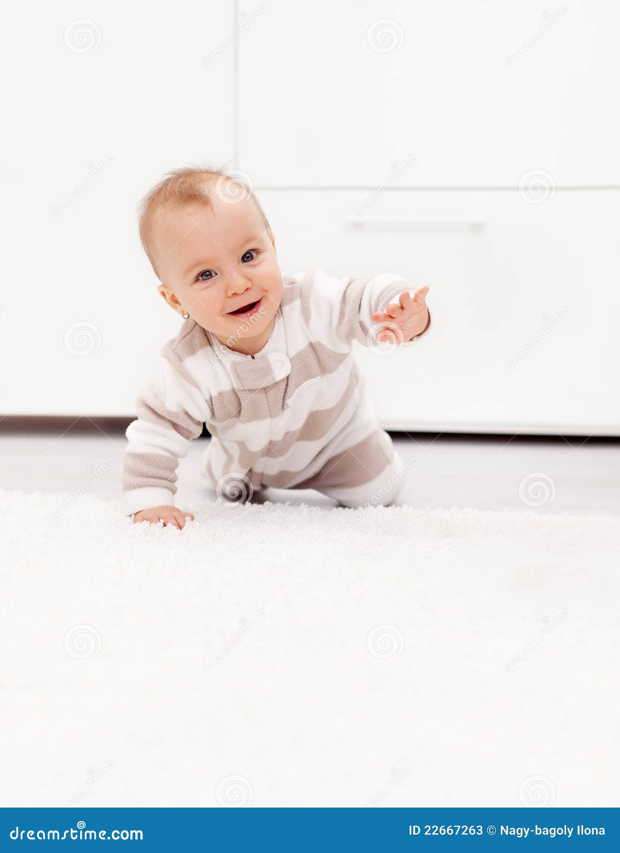 El Bebé Aprende Arrastrarse Imagen de archivo - Imagen de hermoso ...