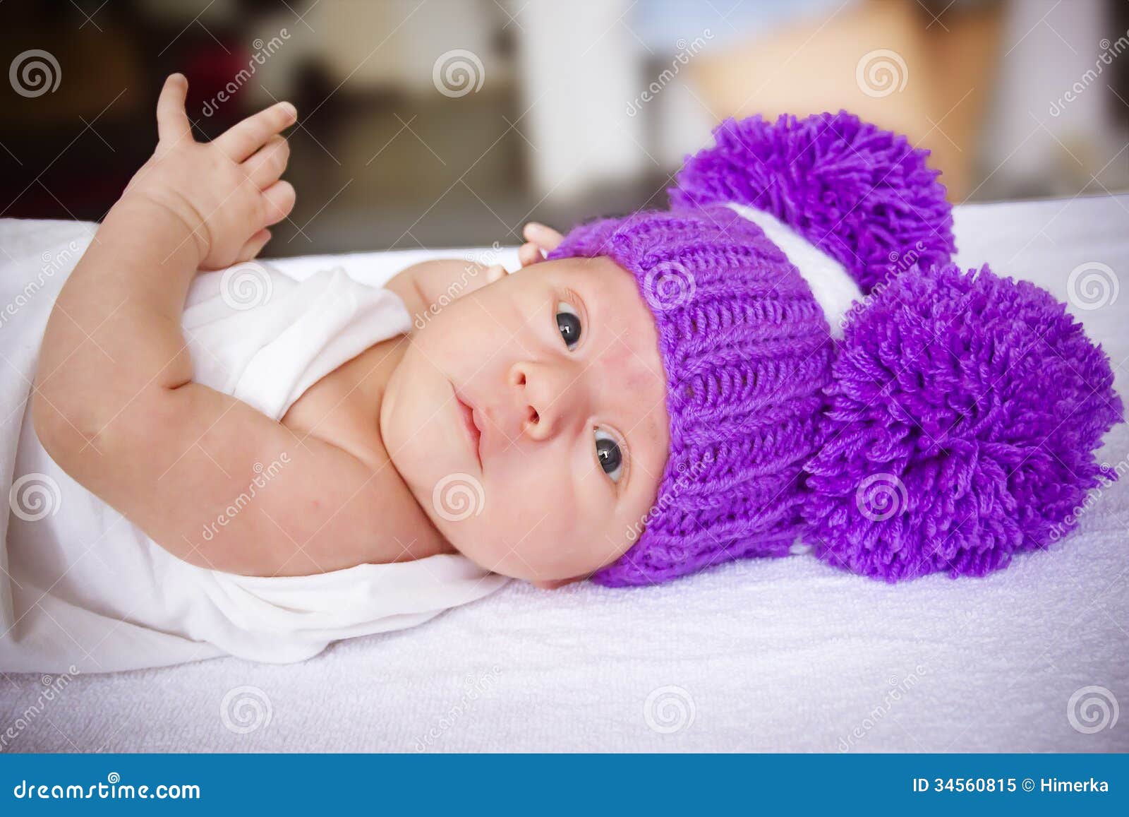 El Bebé En Una Violeta Hecha Punto Imagen de archivo - Imagen de punto ...