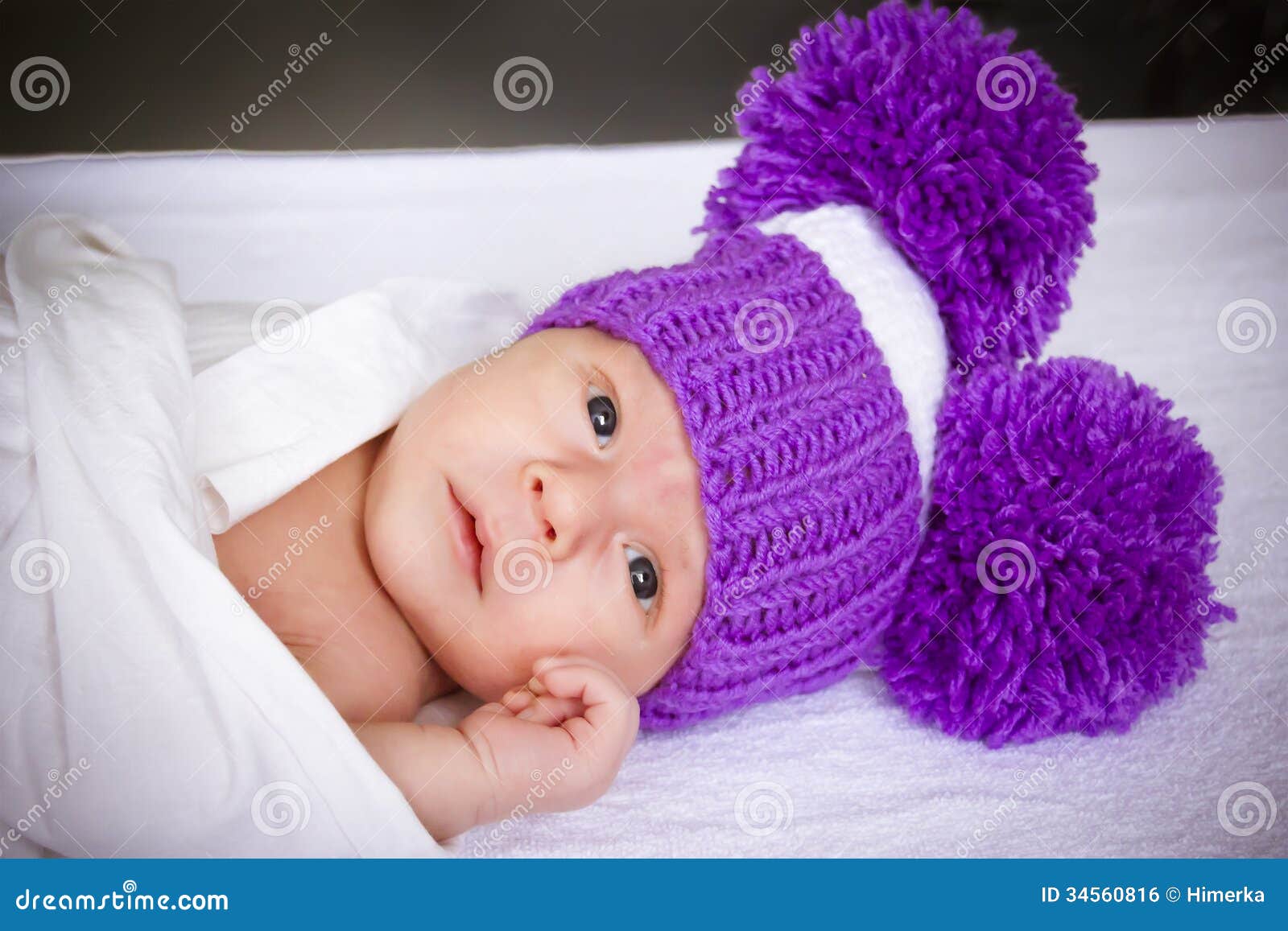 El Bebé En Una Violeta Hecha Punto Foto de archivo - Imagen de muchacha ...