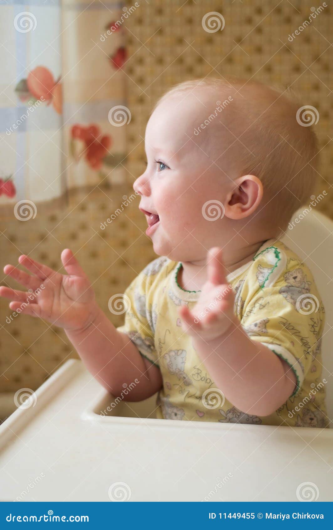 El Bebé Está Aplaudiendo Las Manos Imagen de archivo - Imagen de ...