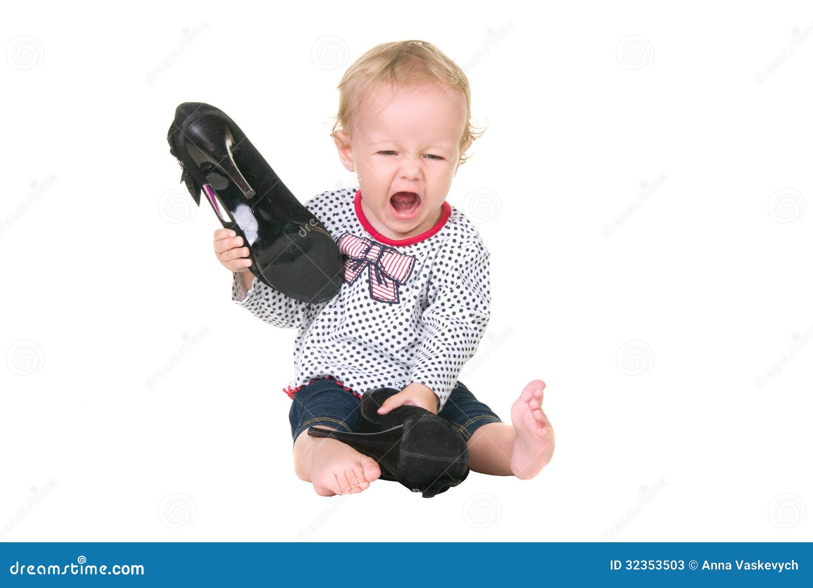 El bebé está enojado imagen de archivo. Imagen de lindo - 32353503