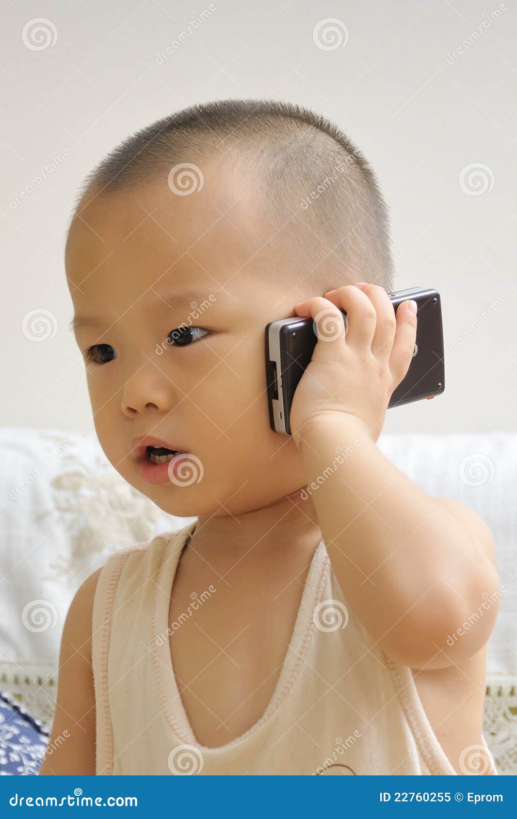 El bebé hace una llamada imagen de archivo. Imagen de bebé - 22760255