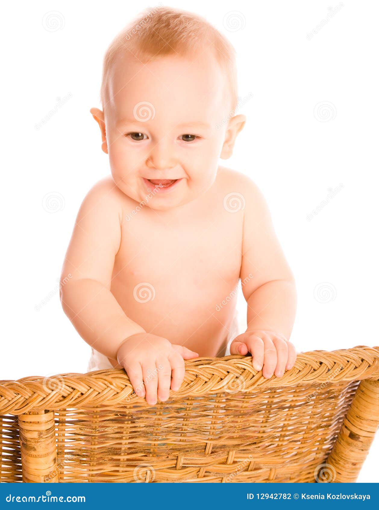 El Bebé Sonriente Mira Amanecer Foto de archivo - Imagen de pelo, fondo ...