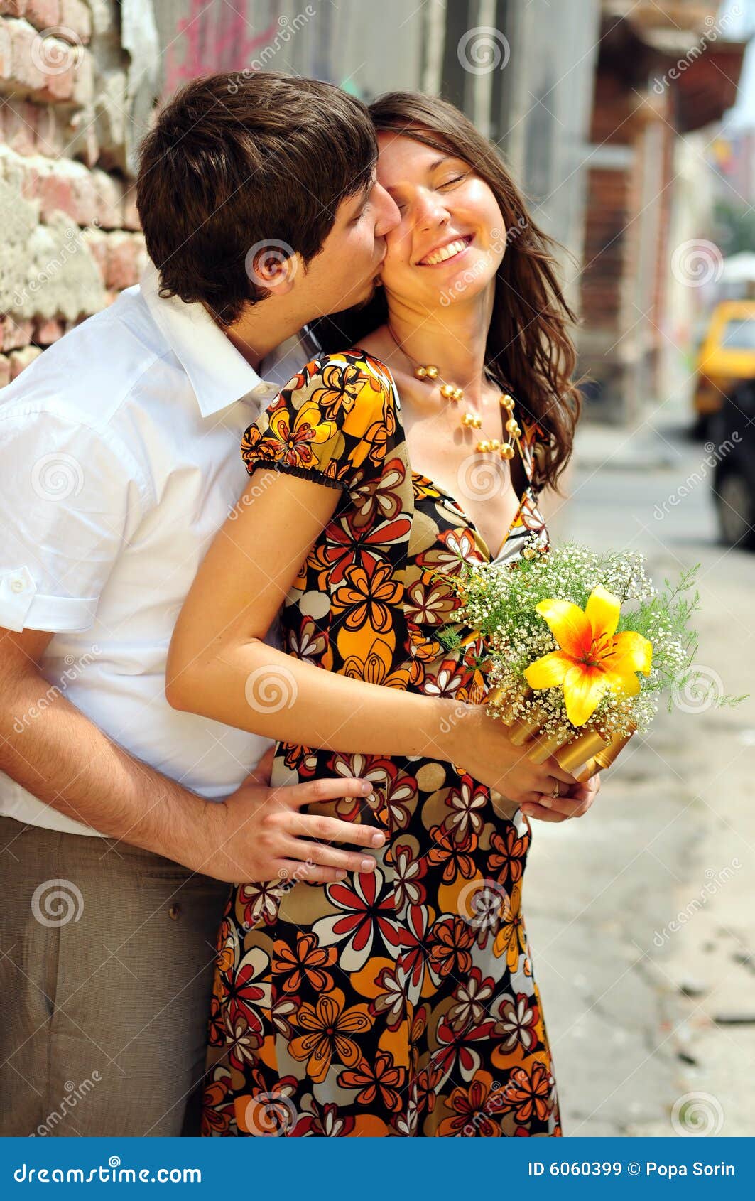 El besarse de los pares imagen de archivo. Imagen de felicidad - 6060399