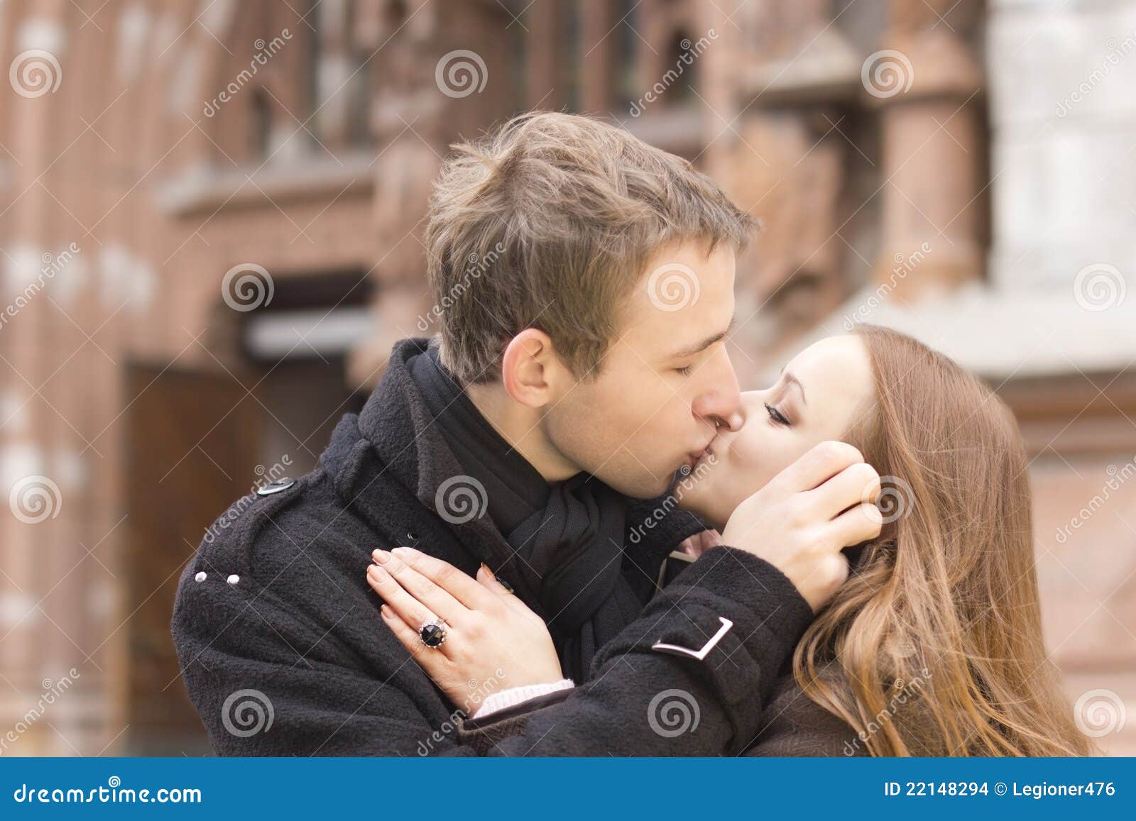 El Besarse Joven De Los Pares Foto de archivo - Imagen de exterior ...