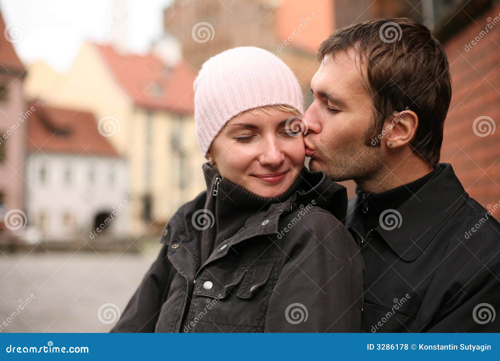 El Besarse Joven De Los Pares Foto de archivo - Imagen de abrace ...