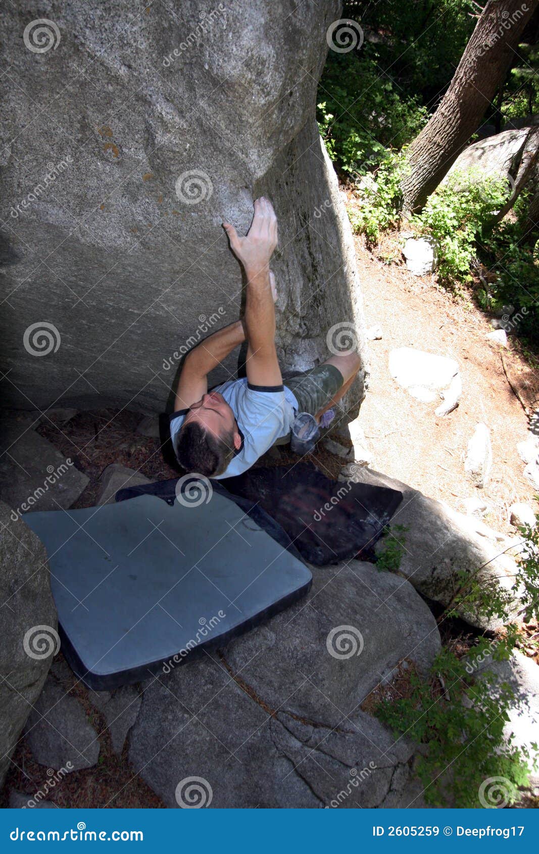 El Bouldering/el Subir/roca Imagen de archivo - Imagen de mordedura ...