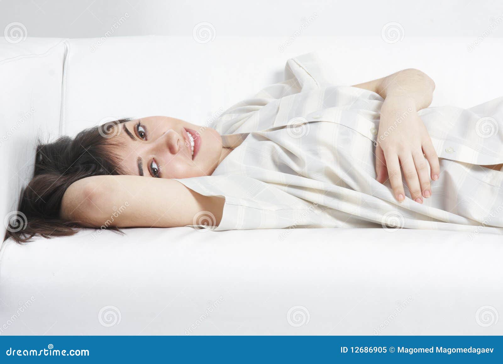 El Brunette Sereno Se Relajó En El Sofá Imagen de archivo - Imagen de blanco, persona: 12686905