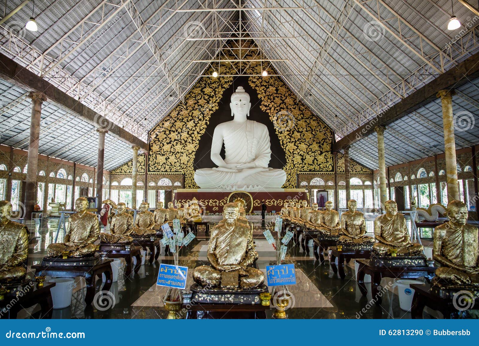 El Buda Blanco Grande En Templo Foto de archivo - Imagen de asia, buda ...