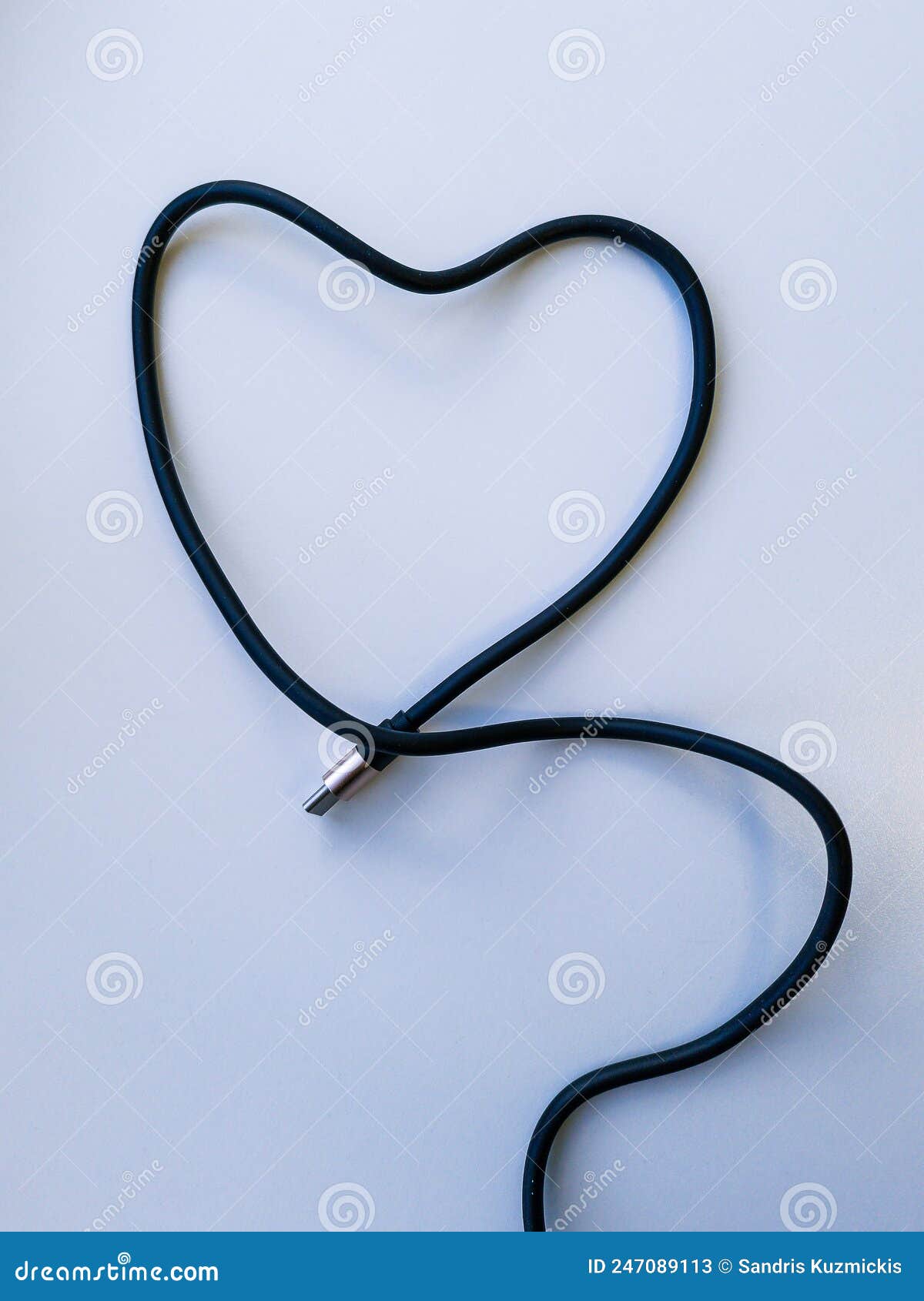 El Cable Usb Tipo C Está Doblado En Forma De Corazón Imagen de archivo ...