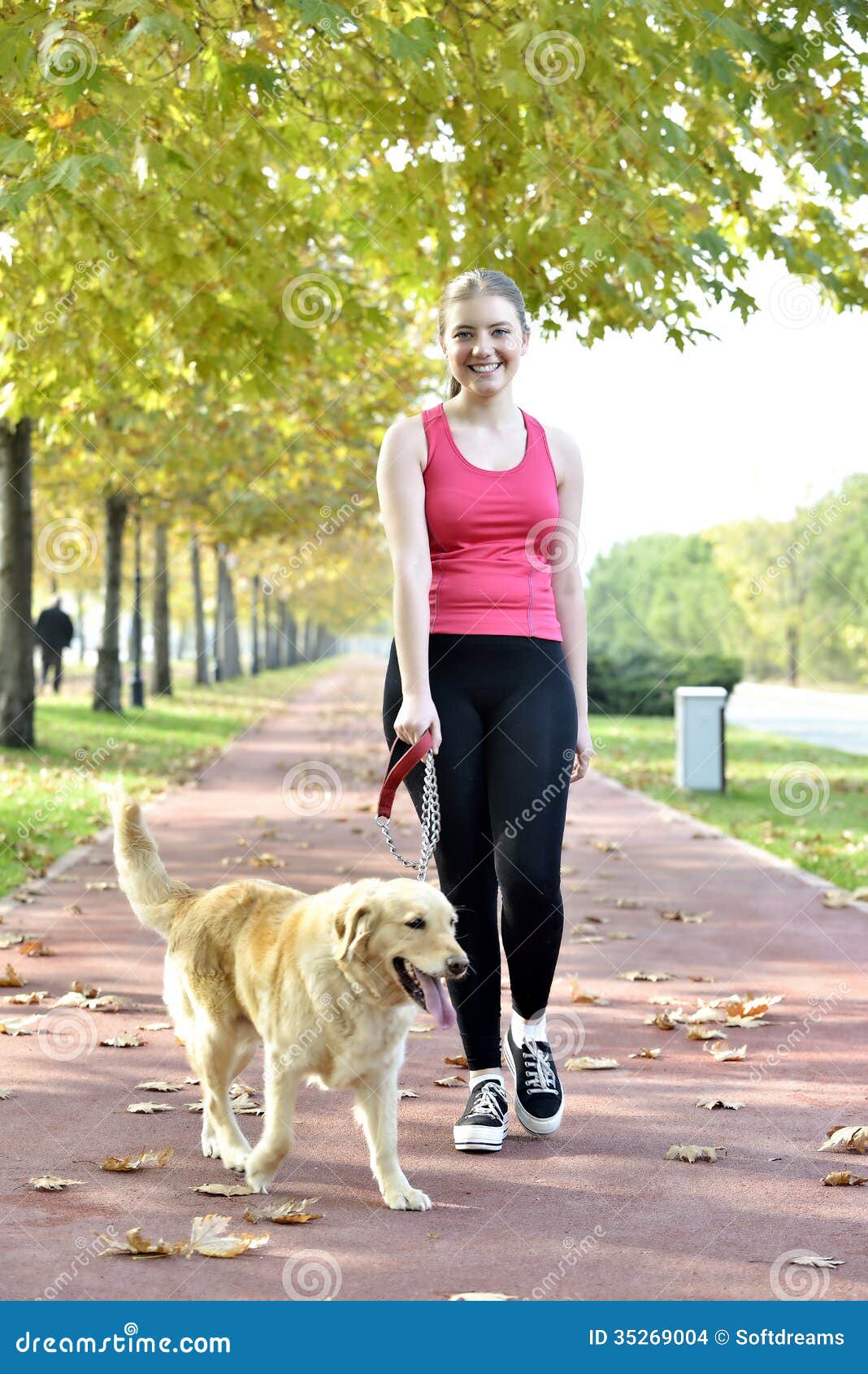 El caminar con el perro foto de archivo. Imagen de lifestyle - 35269004