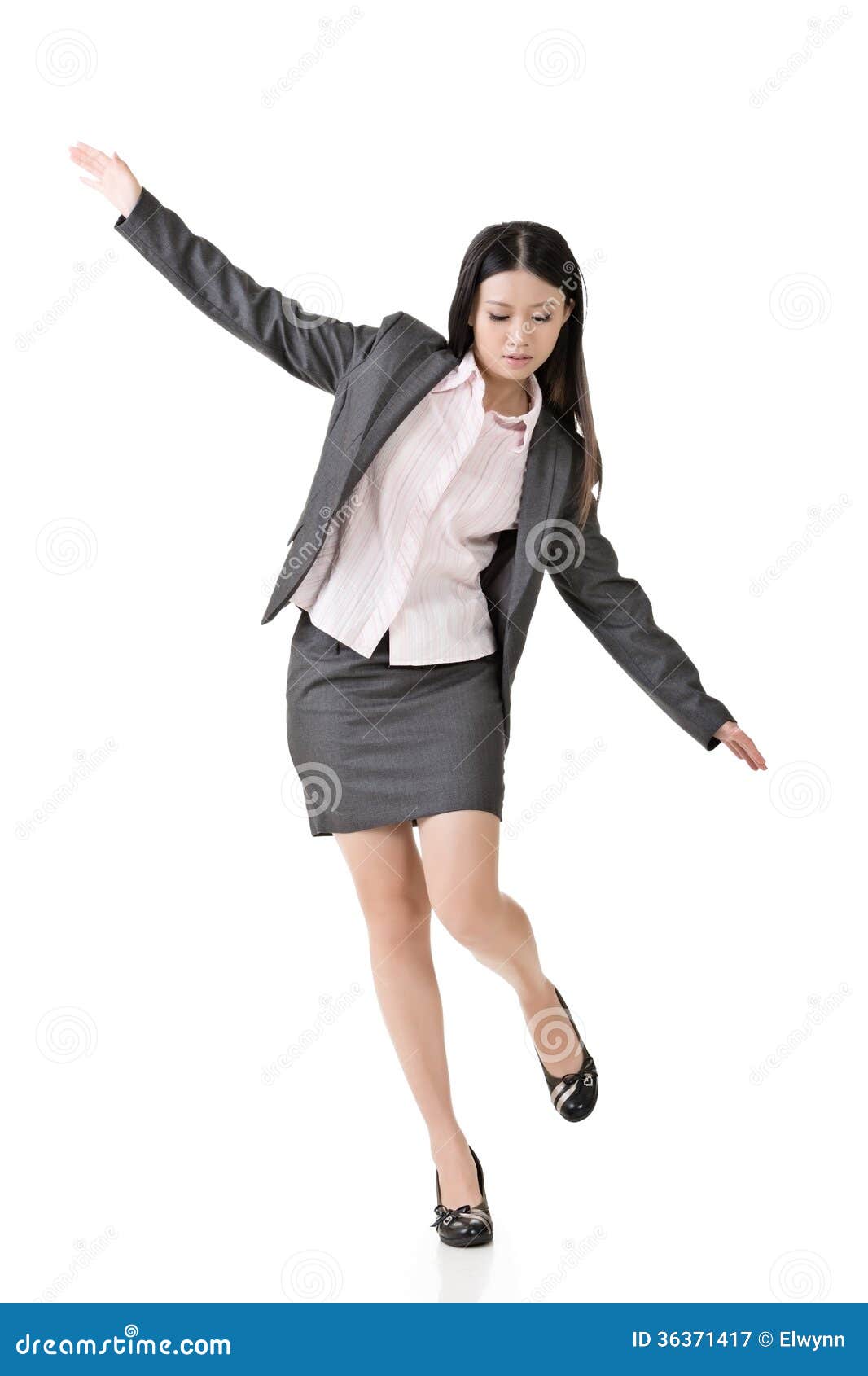 El caminar cuidadosamente imagen de archivo. Imagen de caminata - 36371417