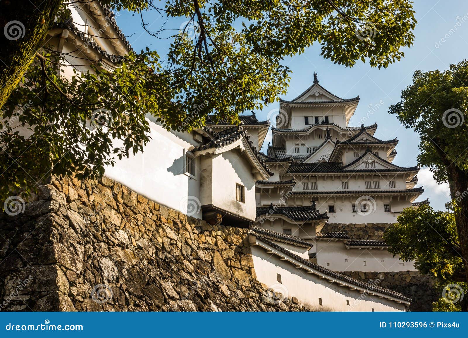 El Castillo Blanco Debido a Su Pared De Piedra Elegante Y Externa Foto ...