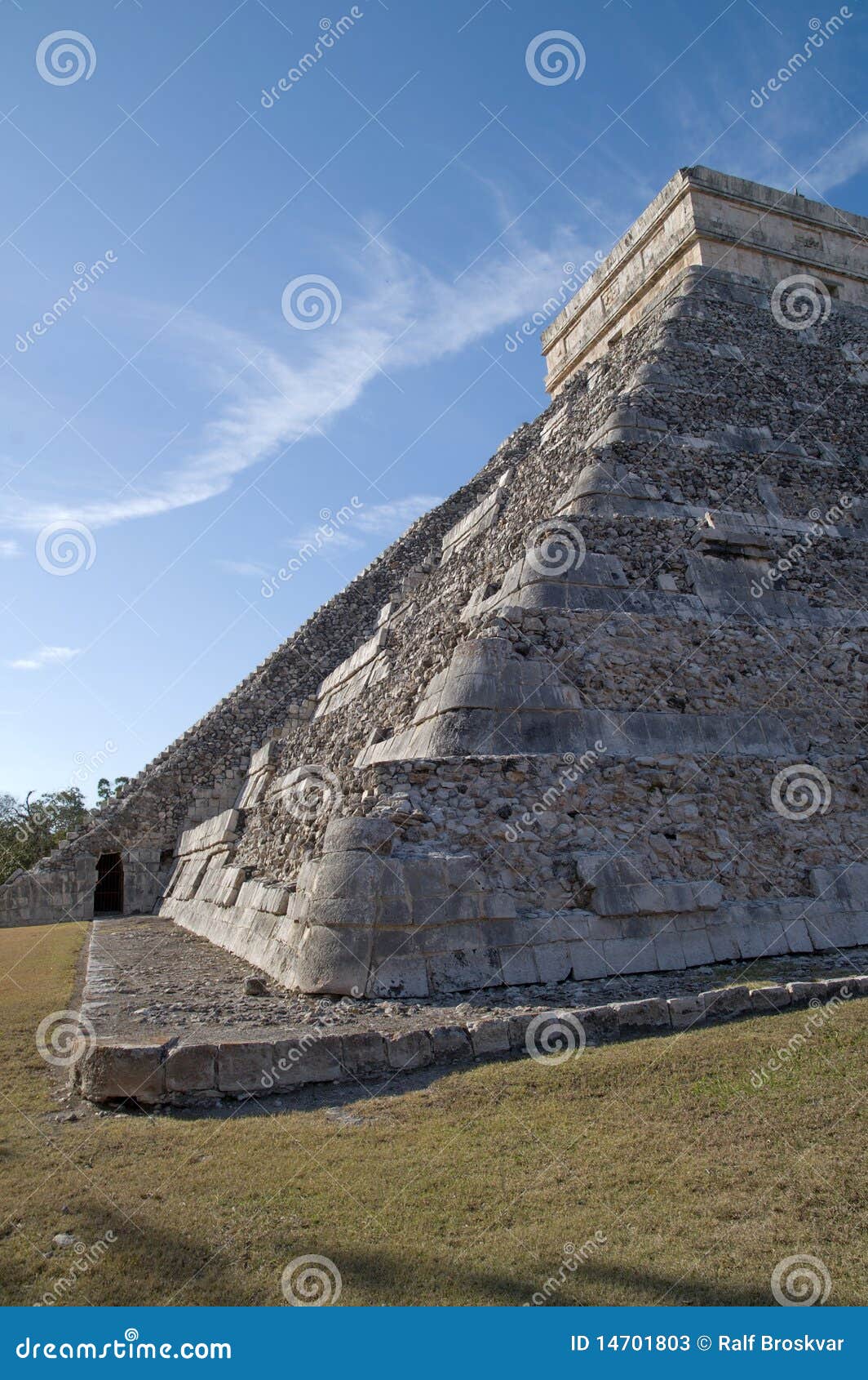 El Castillo (the Castle) - Temple of Kukulkan Stock Image - Image of ...