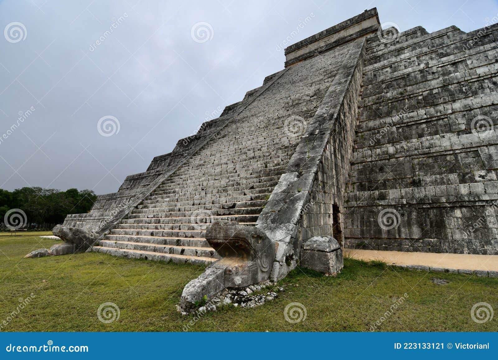 El Castillo of Chichen Itza, Mayan Pyramid in Yucatan, Mexico Stock ...