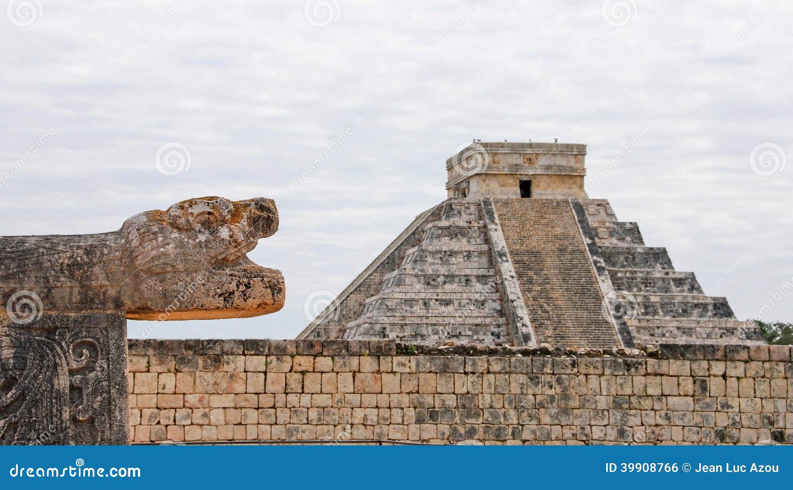 El Castillo in Chichen Itza Stock Photo - Image of mayan, serpent: 39908766