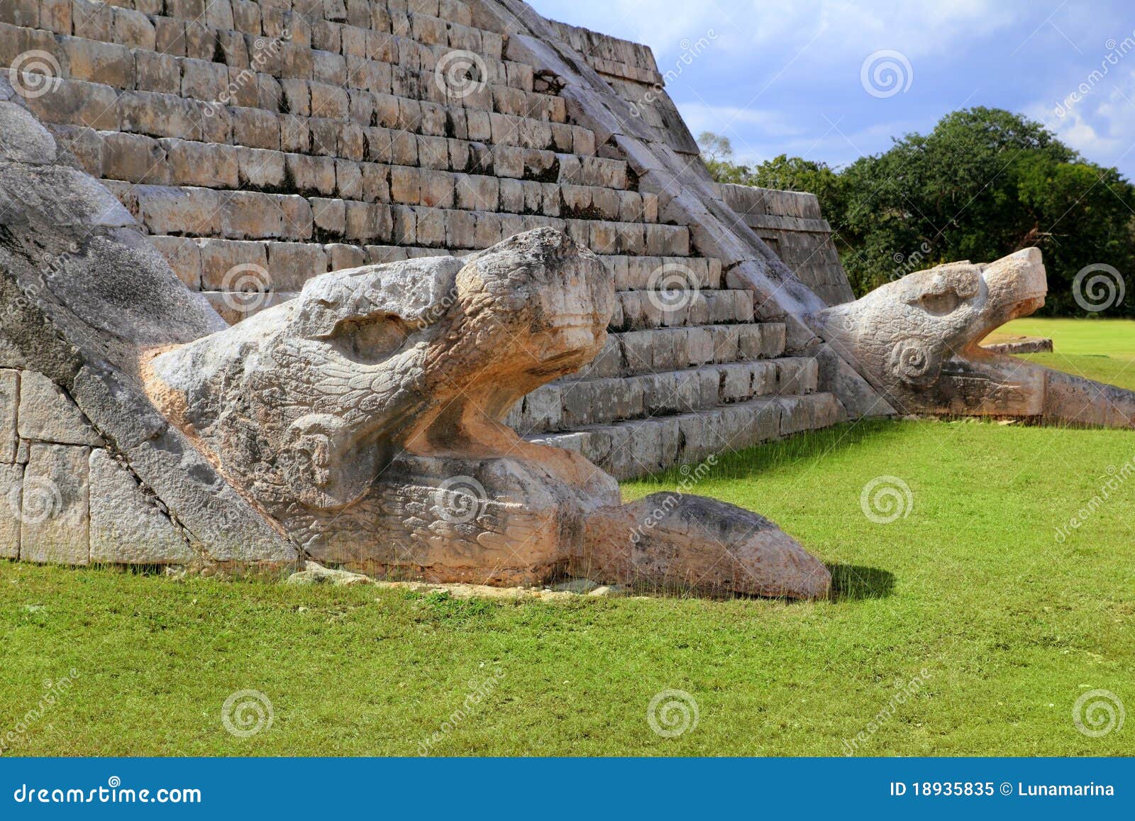 EL Castillo Chichen Maya Itza De La Serpiente De Kukulcan Foto de ...