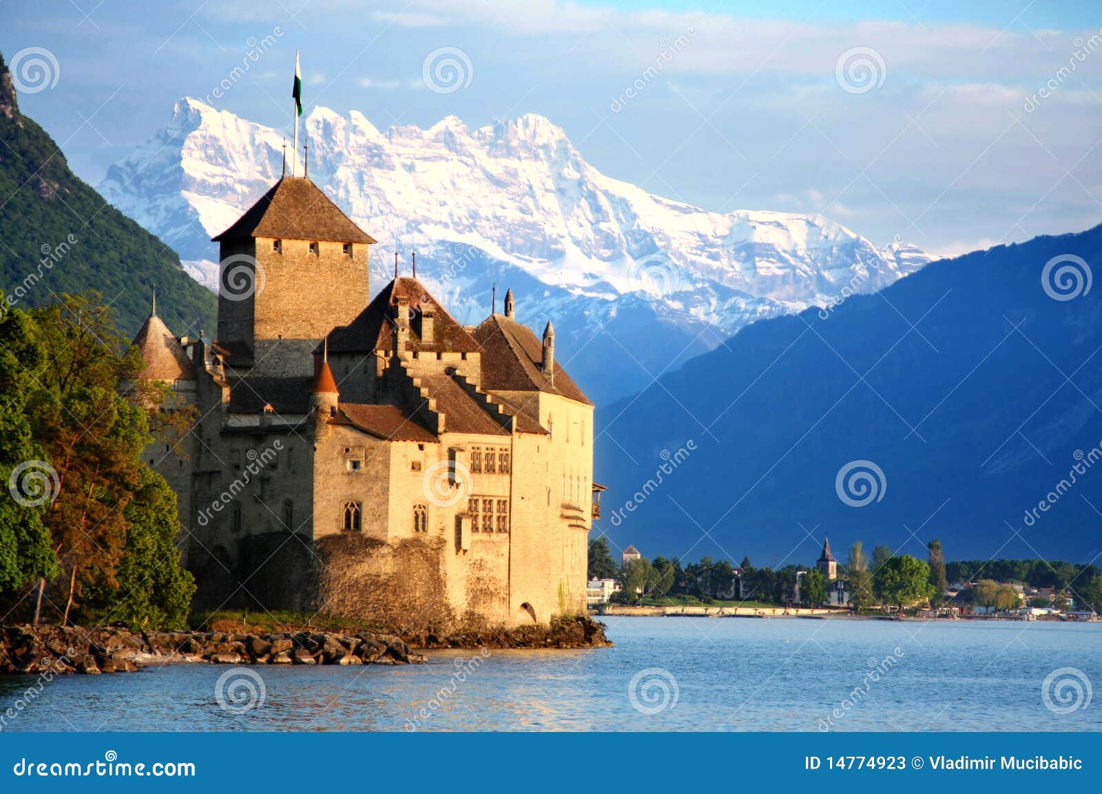 El Castillo De Chillon En Montreux, Suiza Foto de archivo editorial ...
