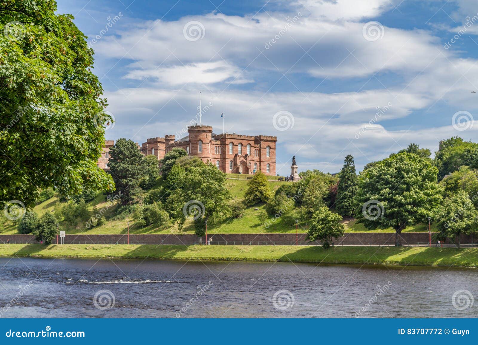 El castillo de Inverness foto de archivo. Imagen de elegancia - 83707772