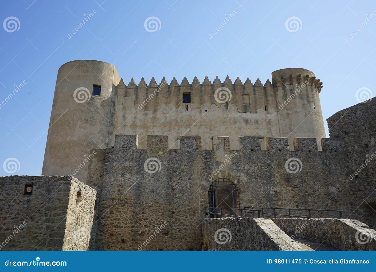 El Castillo De Santa Severina, Calabria - Italia Imagen editorial ...