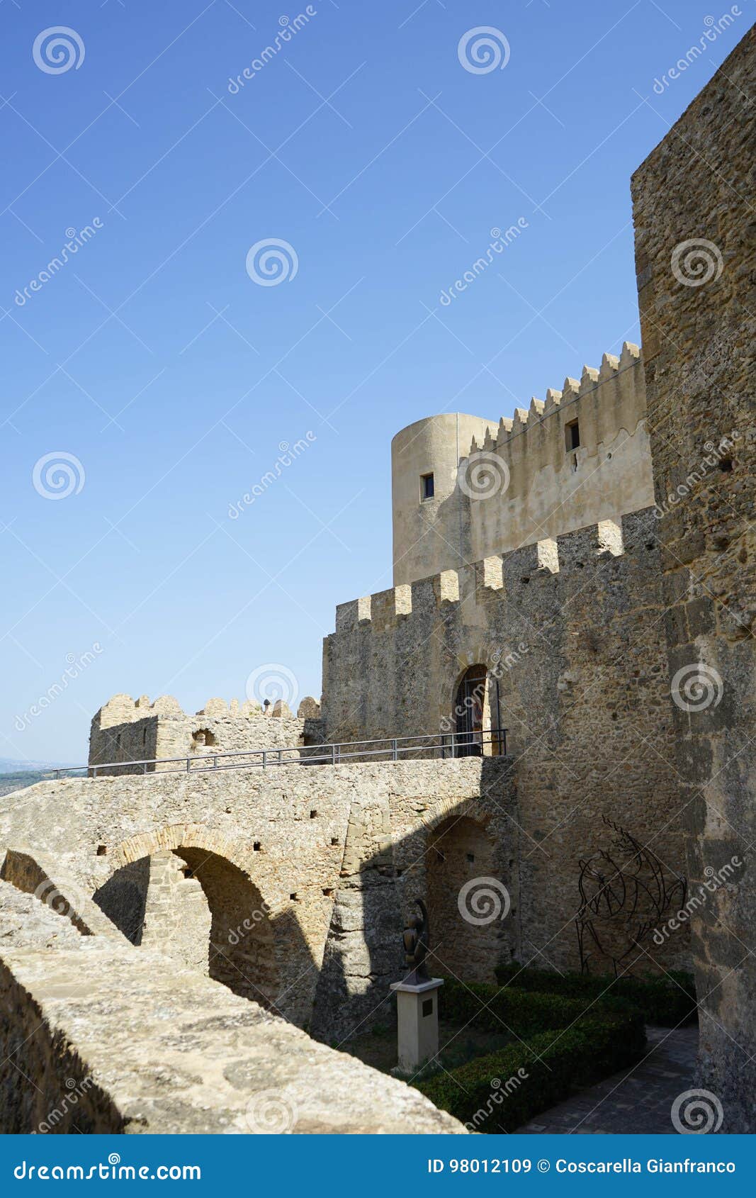 El Castillo De Santa Severina, Calabria - Italia Imagen de archivo ...