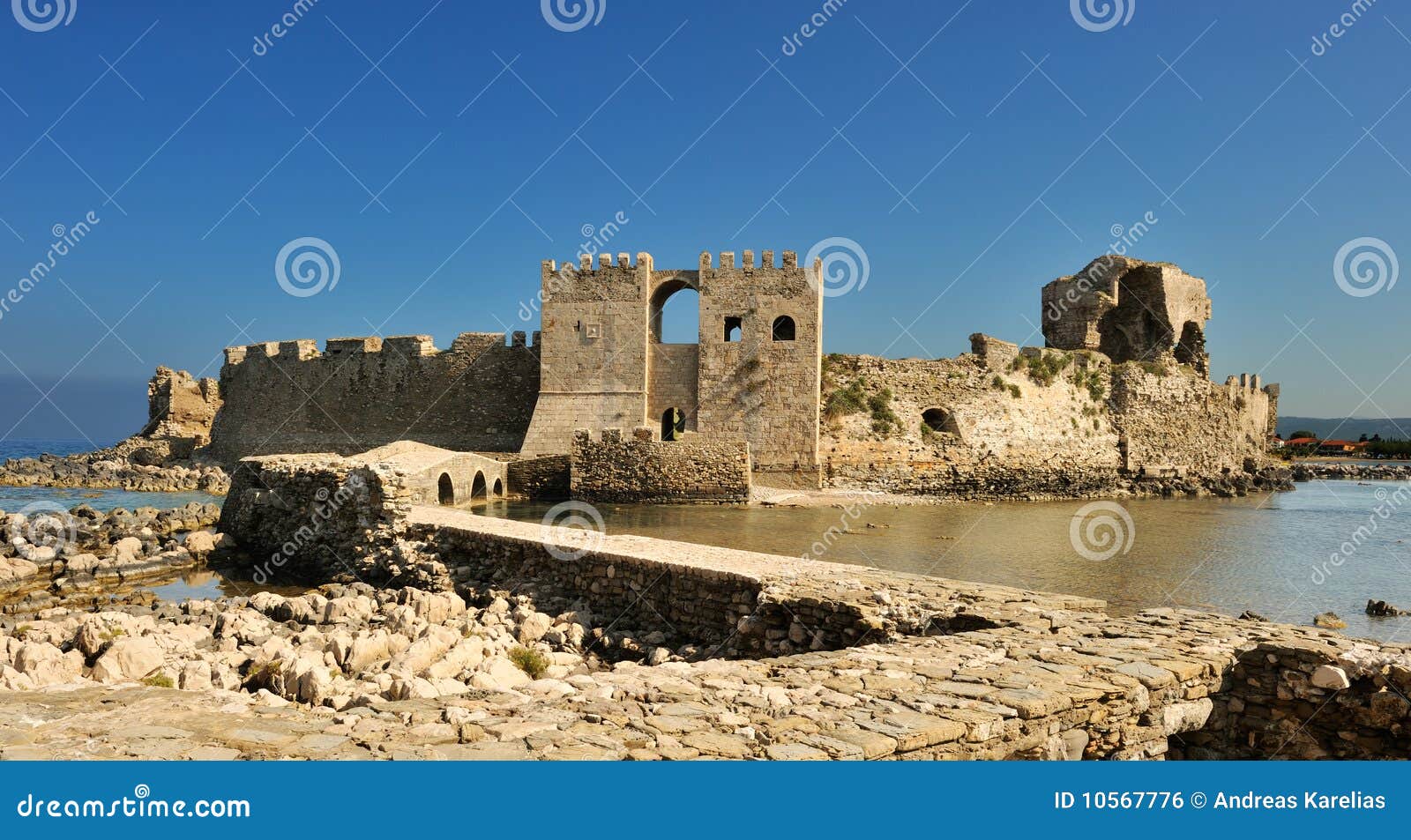 El castillo en Methoni foto de archivo. Imagen de playa - 10567776