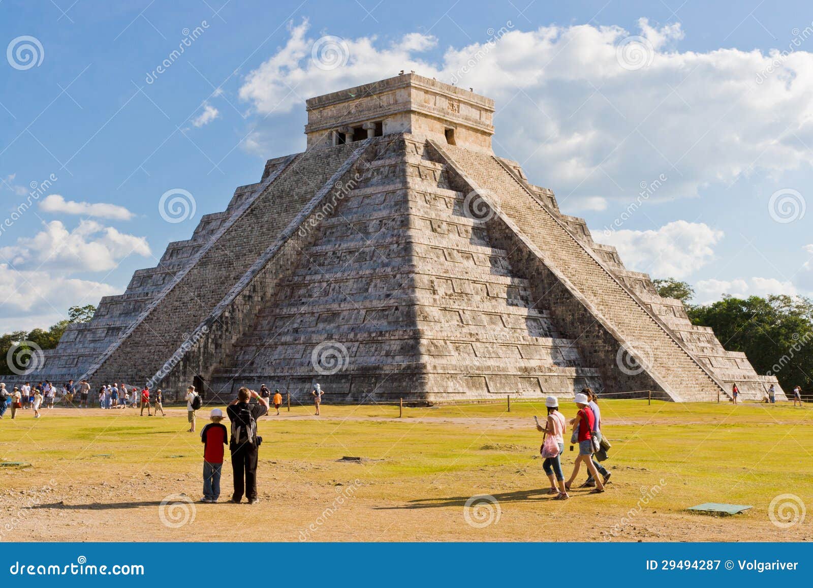 El Castillo Pyramid at the Maya Archaeological Sit Editorial ...