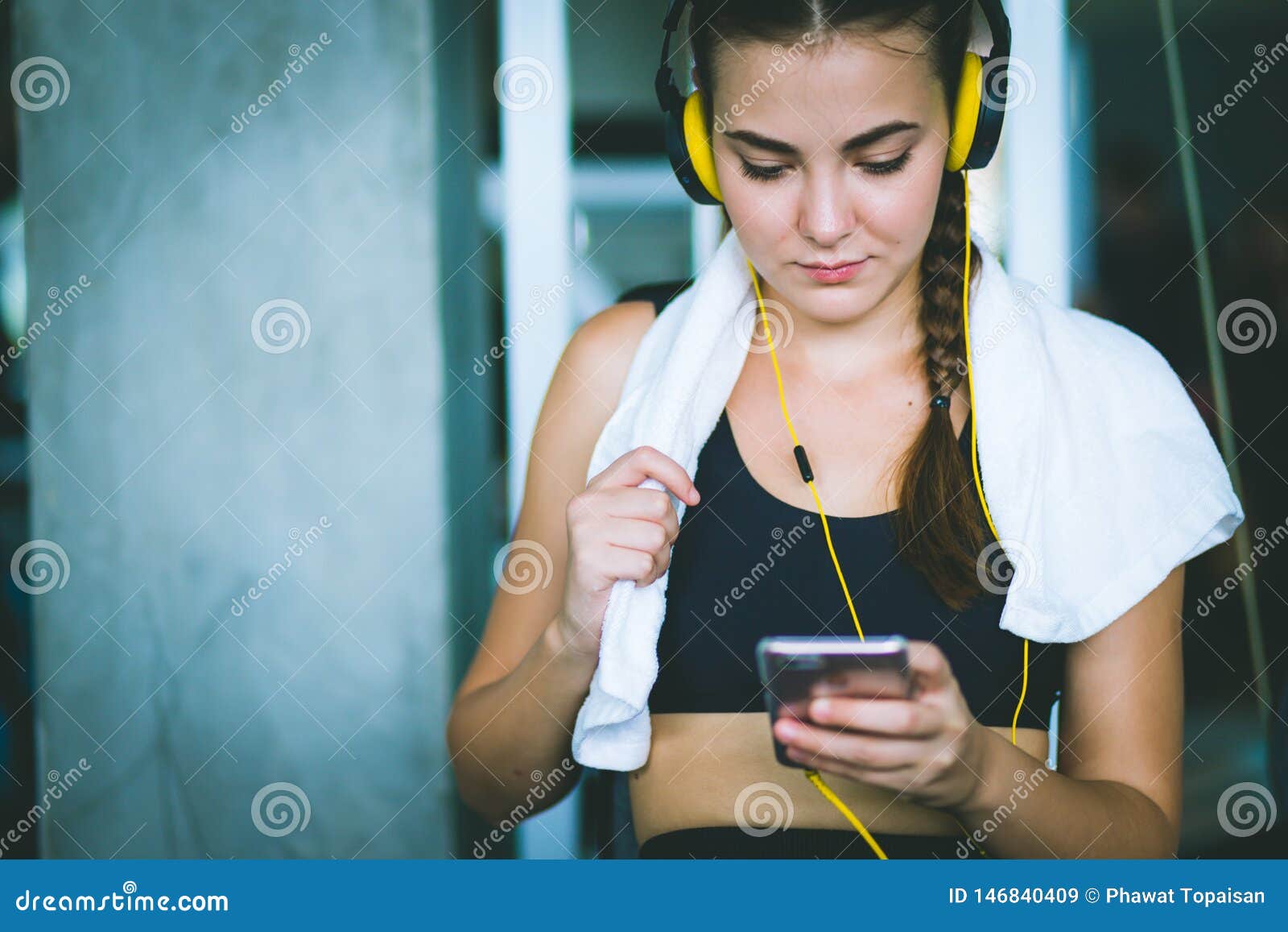 El Caucásico Atractivo Joven De La Mujer Que Se Sienta Y Que Escucha La