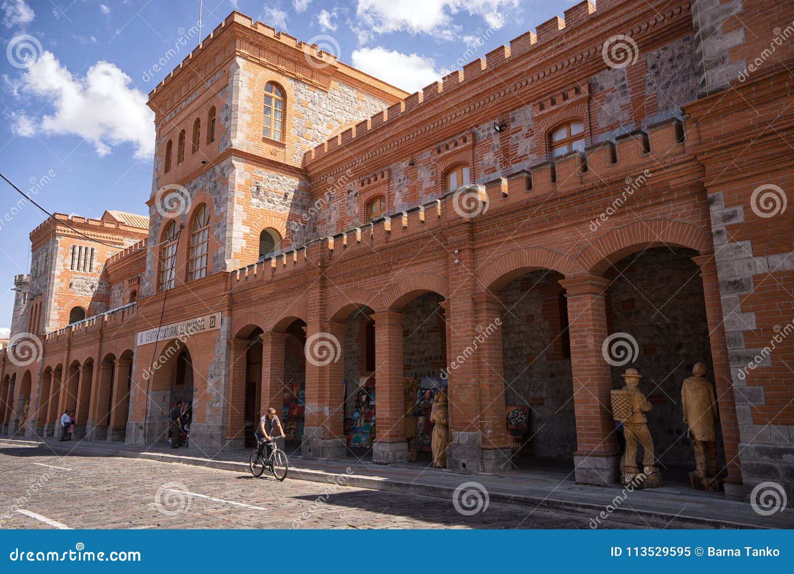 El Centro Cultural Del EL Cuartel En Ibarra, Ecuador Imagen editorial ...
