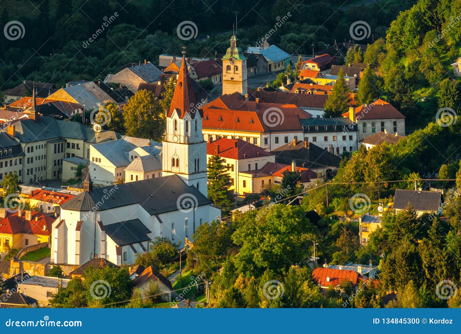 El Centro De La Ciudad De Gelnica Foto de archivo - Imagen de edificios ...