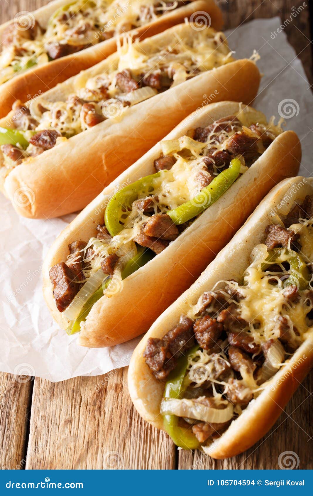 El Cheesesteak Delicioso Intercala El Primer En La Tabla Vertical Foto ...