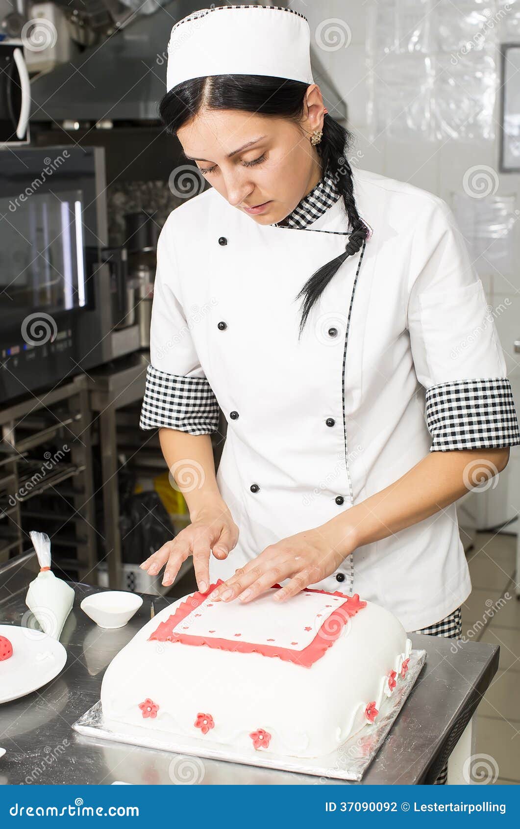 El Chef De Repostería Adorna Una Torta Foto de archivo - Imagen de ...