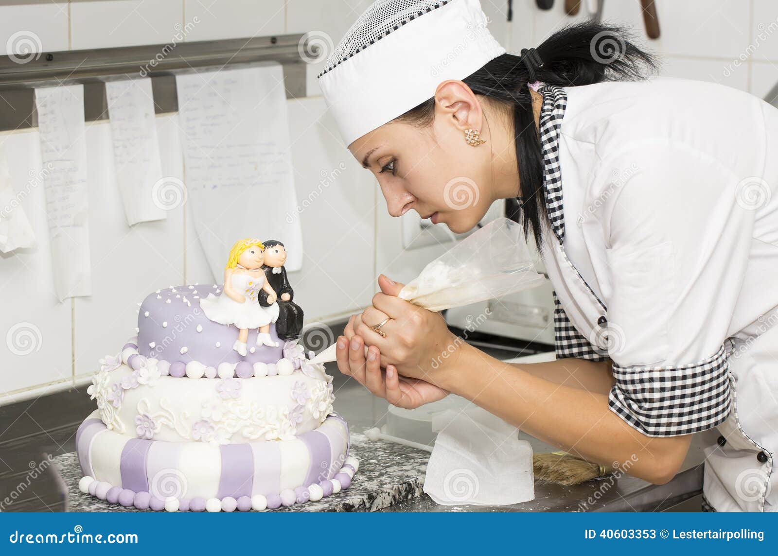 El Chef De Repostería Adorna Una Torta Imagen de archivo - Imagen de ...